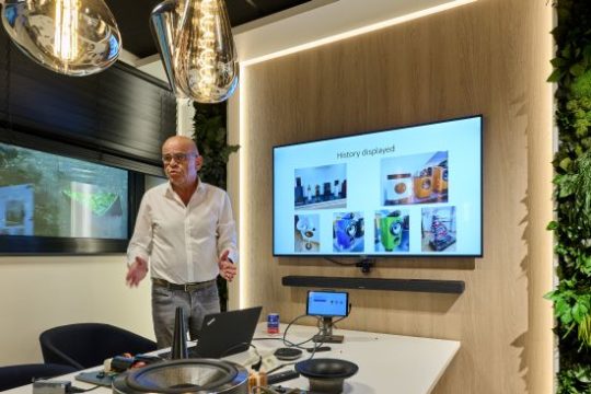 Bowers & Wilkins – Company Profile and Signature 801 D4 Review | HFA ...